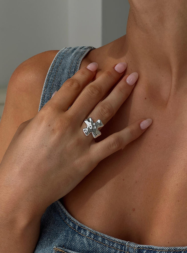 Falling Back Ring Silver | Princess Polly